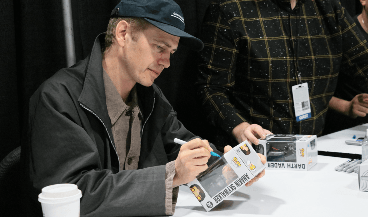 Autographs & Photo Ops - Rose City Comic Con